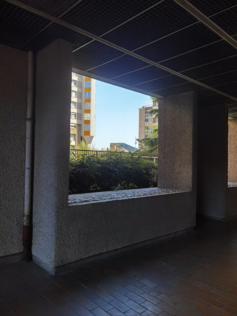 How a scratched smartphone camera cover affects image quality - DXOMARK